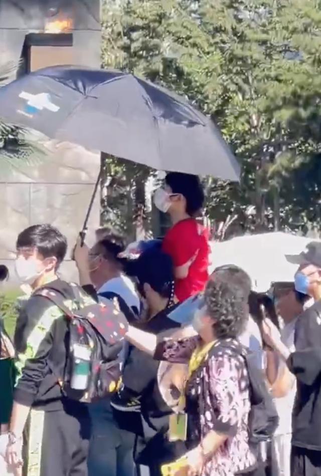 黄晓明带儿子游环球影城 小海绵坐在爸爸肩头乖巧可爱新浪图片