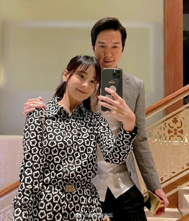 Aom李海娜为男友Aum庆生 二人牵手面带笑容好甜蜜_新浪图片