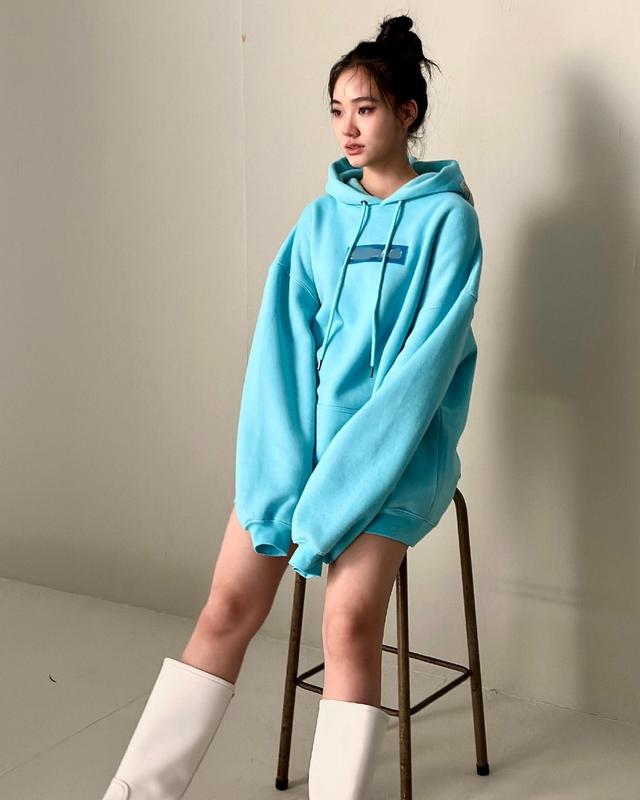 小s二女儿许韶恩扎丸子头大秀美腿 穿卡其色风衣温婉有气质新浪图片