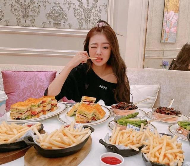 安小姐上班日！安以轩晒复工自拍 在一桌美食前俏皮拍照新浪图片