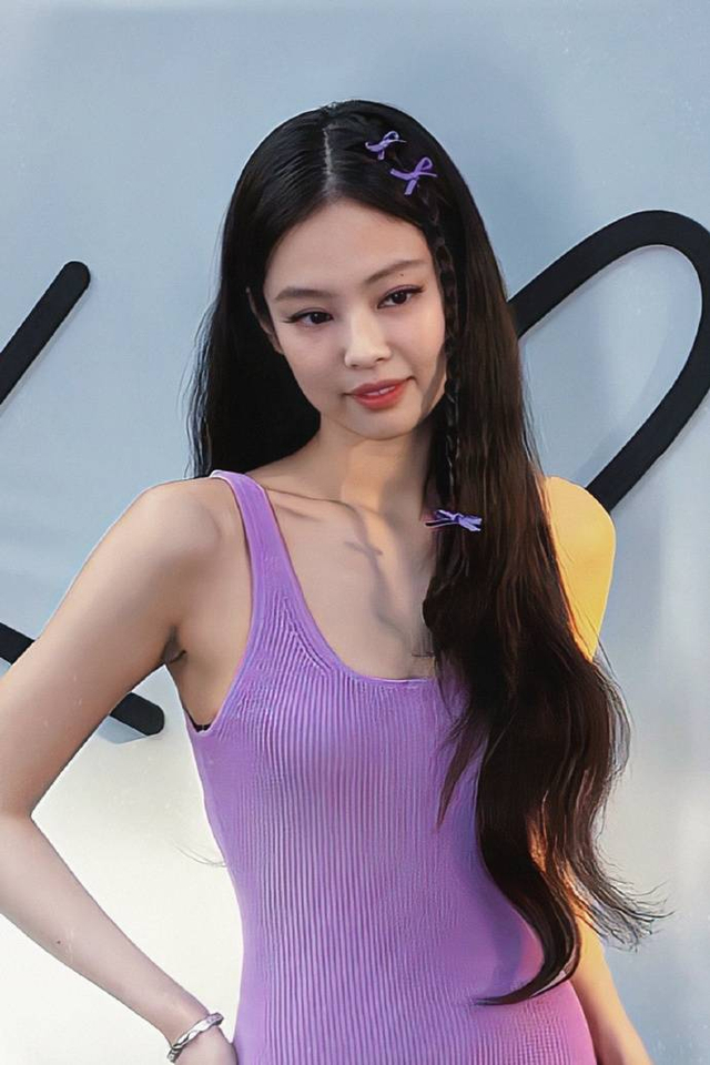 JENNIE穿紫色吊带裙秀身材 现场打碟开心合影_新浪图片