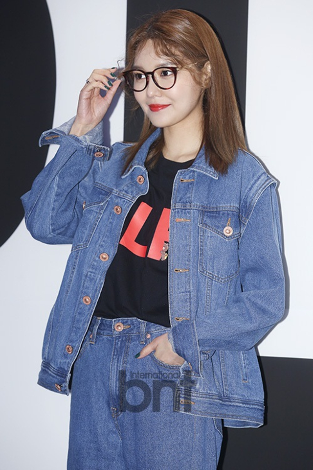 少女时代秀英牛仔装亮相 配圆眼镜可爱率性_新浪图片