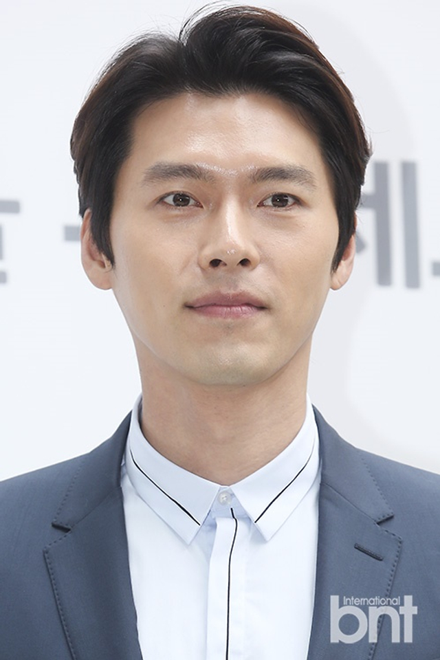 玄彬穿笔挺西装帅气亮相 蜜恋中光彩照人_新浪图片