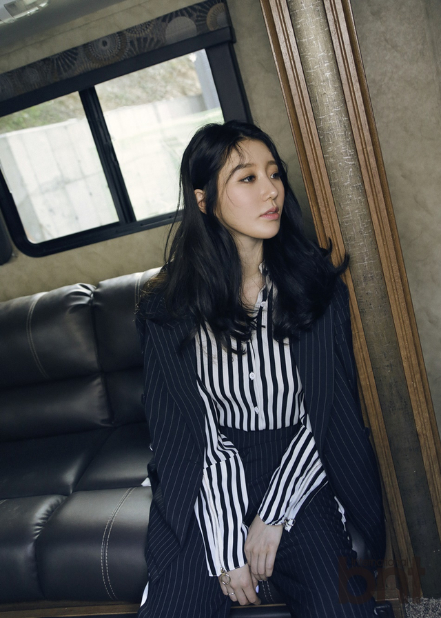 韩星NAVI拍时尚写真 惬意自然美丽迷人_新浪图片