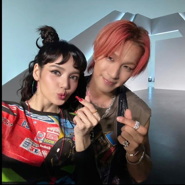 Lisa太阳合照比心 前后辈合作新歌搭档默契_新浪图片