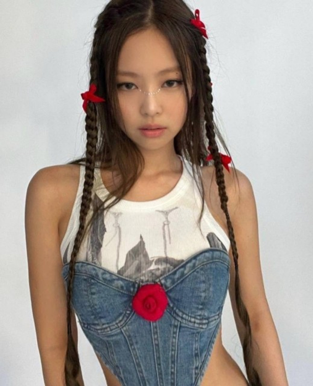 JENNIE晒拍摄花絮照 穿挖洞连体牛仔装秀纤腰_新浪图片