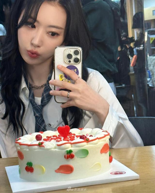 宫胁咲良晒生日自拍照 捧蛋糕笑容甜嘟嘴可爱新浪图片
