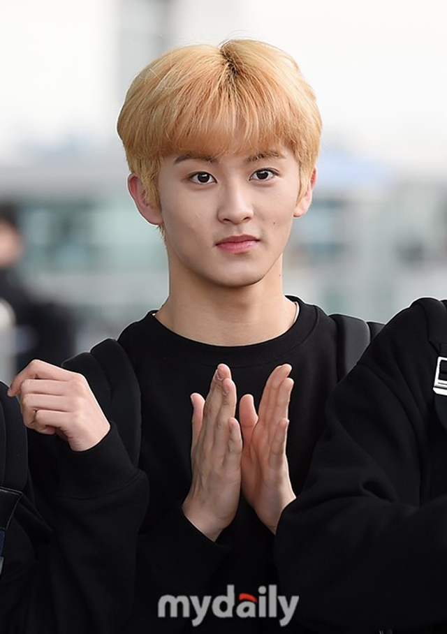 韩男团NCT127飞纽约举行巡演 全员统一穿黑色队服亮相_新浪图片