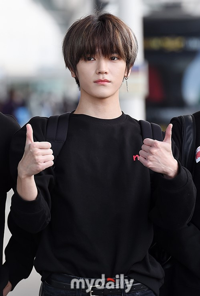 韩男团NCT127飞纽约举行巡演 全员统一穿黑色队服亮相_新浪图片