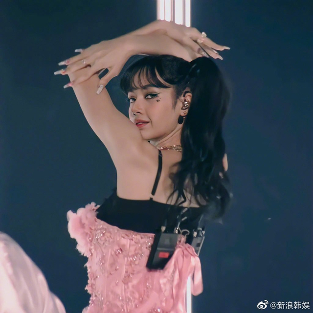 Lisa双马尾造型粉嫩似芭比娃娃 泪痣妆美艳_新浪图片