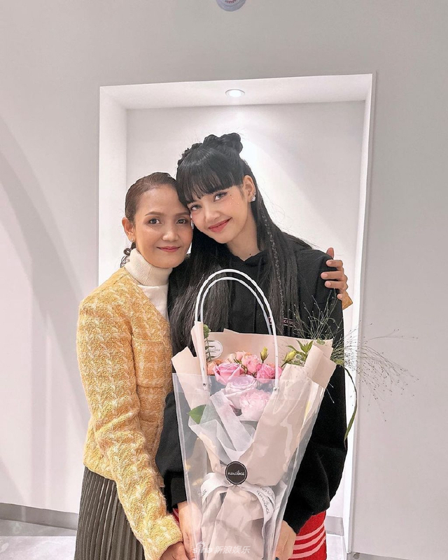 Lisa妈妈助阵女儿演唱会 拥抱BLACKPINK各成员_新浪图片