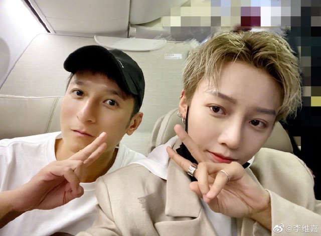 李维嘉刘雨昕飞机上偶遇 齐发自拍望下次全身高清合影_新浪图片