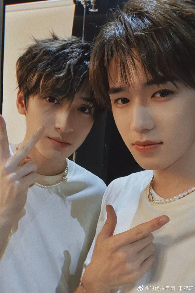 时代少年团严浩翔19岁生日 成员晒合影送上生日祝福_新浪图片