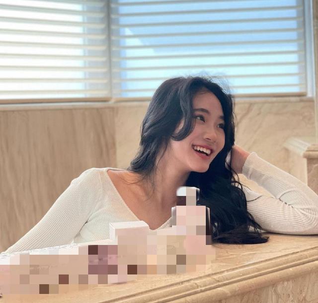 小s二女儿许韶恩近照曝光 一头长卷发灿笑气质出众新浪图片