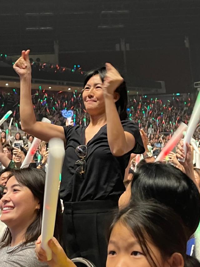 孙燕姿携家人现身张惠妹演唱会 素颜出镜台下疯狂比心新浪图片