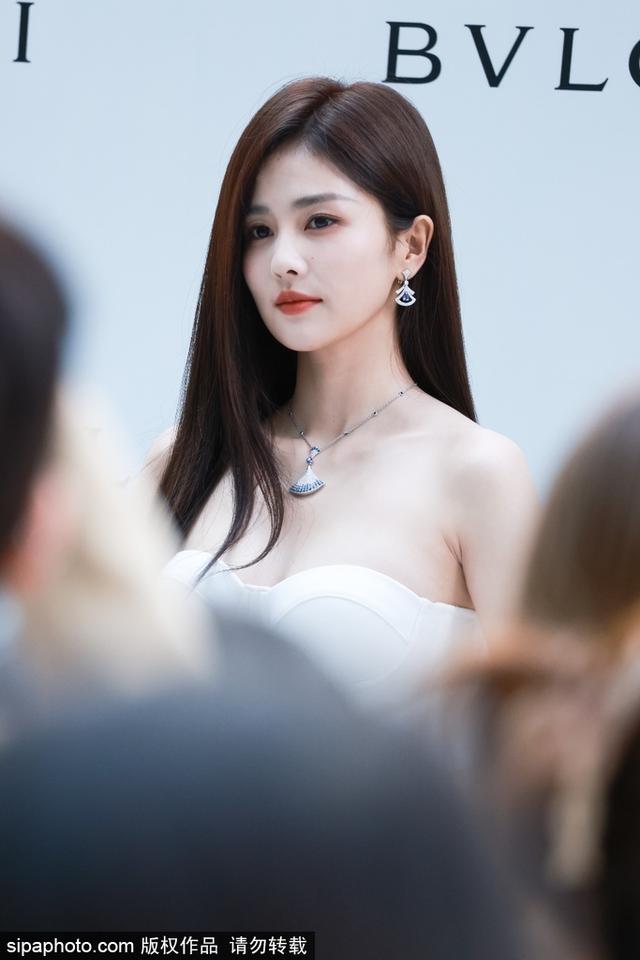 白鹿着白色抹胸裙现身活动 一袭黑色长发女人味十足新浪图片