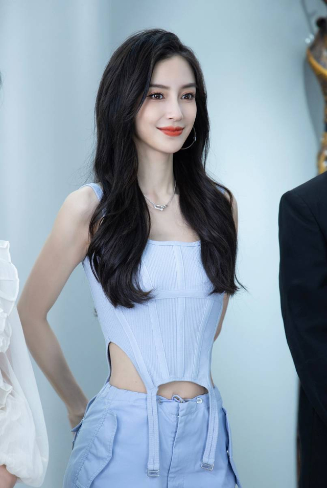 Angelababy穿蓝色运动装秀蚂蚁腰 黑发红唇酷飒甜美_新浪图片