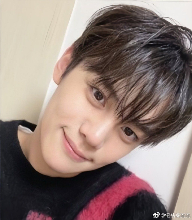 ZB1晒组合出道后首张合照 成员搭手合影显团魂_新浪图片