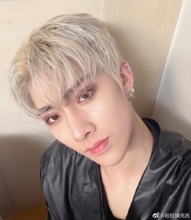 ZB1晒组合出道后首张合照 成员搭手合影显团魂_新浪图片