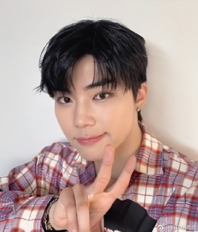 ZB1晒组合出道后首张合照 成员搭手合影显团魂_新浪图片