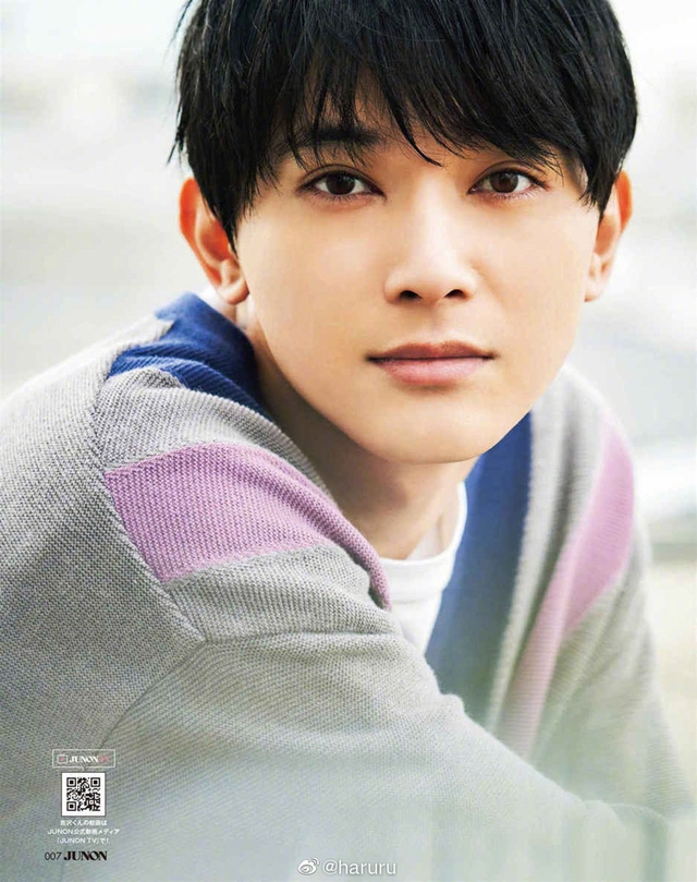 吉沢亮写真登时尚杂志 一头斜分短发清爽秀气_新浪图片