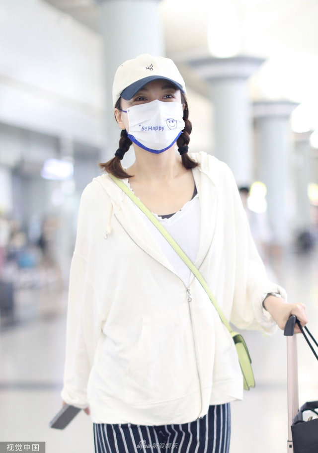 吴昕扎麻花辫现身机场 白上衣条纹裤少女气息十足_新浪图片