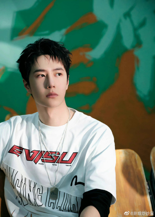 王一博《街舞5》总决赛出发路透 戴棒球帽穿格子衫低调现身_新浪图片