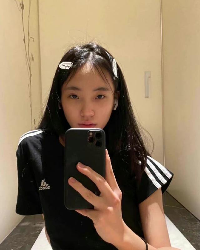 小s二女儿参加击剑比赛照曝光 扎高马尾又美又飒气质佳新浪图片