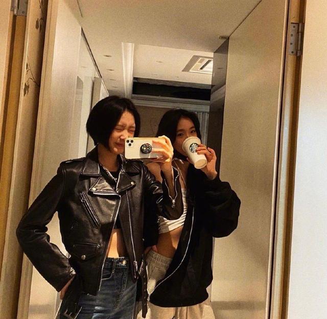 小s大女儿晒与妹妹对镜自拍照 两人凹姿势摆拍各有各的美新浪图片