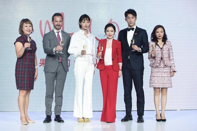 白百何自曝17年都在休息 与黄景瑜同框男帅女美新浪图片