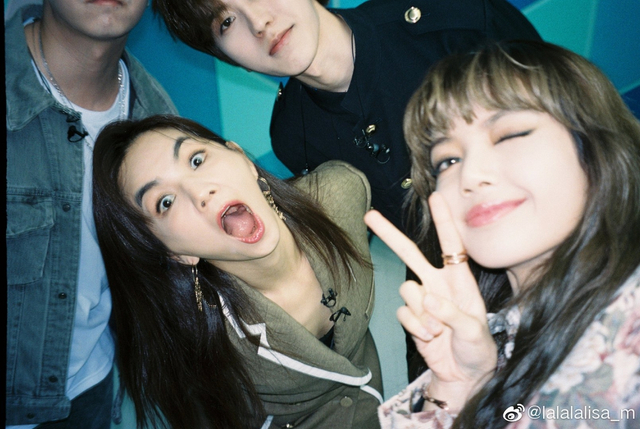 LISA晒与青你2导师合照 与Ella蔡徐坤Jony J扮鬼脸_新浪图片