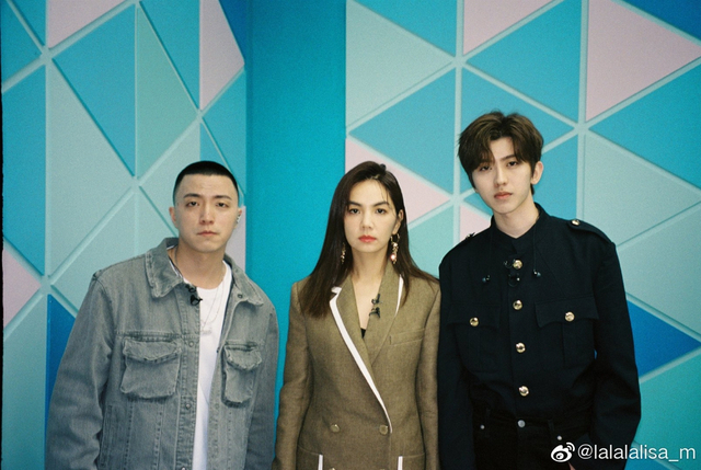 LISA晒与青你2导师合照 与Ella蔡徐坤Jony J扮鬼脸_新浪图片