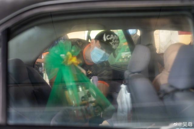 吴尊带儿女做公益 Max和NeiNei帮忙搬运物资乖巧懂事_新浪图片