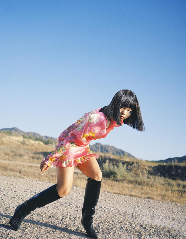 3unshine组合Cindy最新沙漠大片 穿黑裙叉腰摆pose气场十足_新浪图片