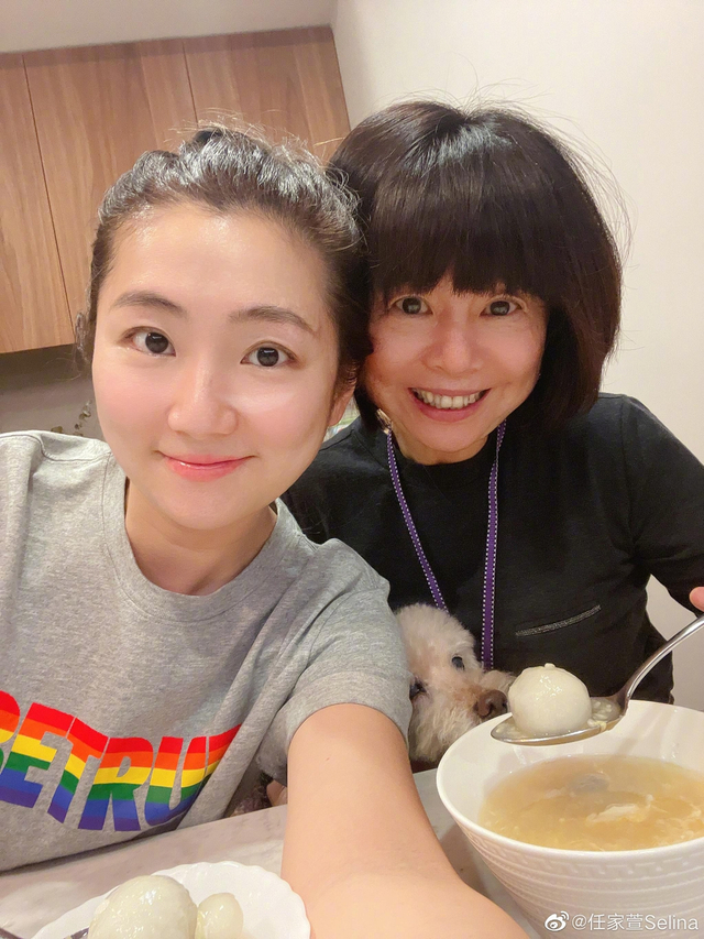 Selina晒与妈妈贴脸亲密合照 素颜出镜皮肤白皙笑容甜蜜_新浪图片