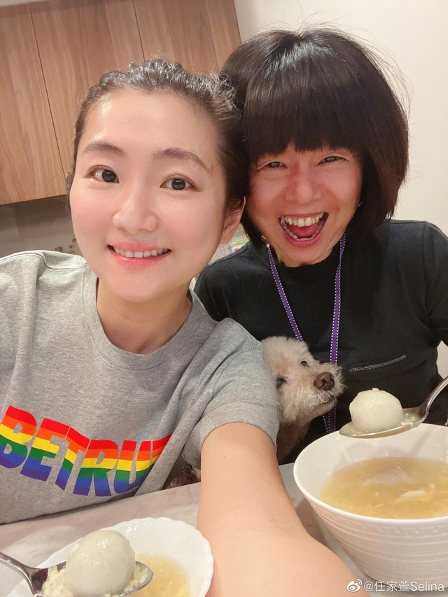 Selina晒与妈妈贴脸亲密合照 素颜出镜皮肤白皙笑容甜蜜_新浪图片