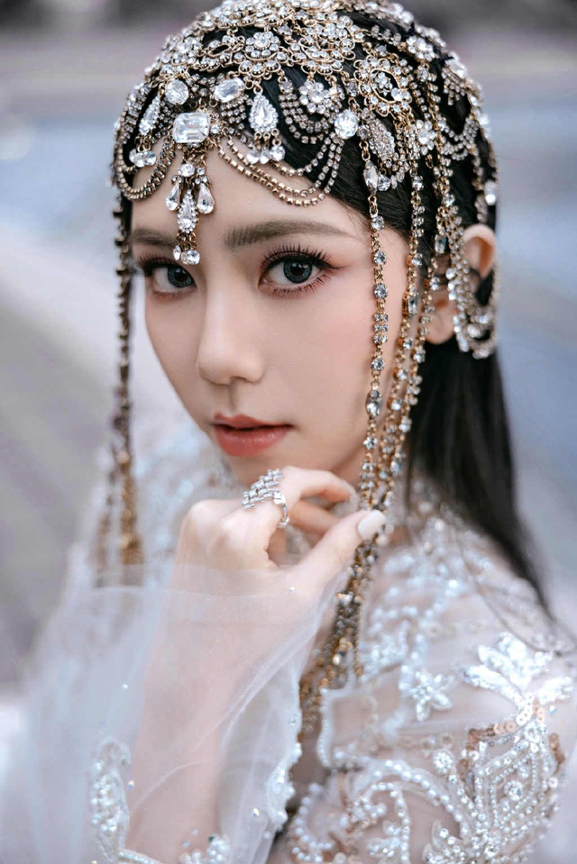 邓紫棋江苏卫视跨年演唱会造型 宫廷异域风造型复古优雅_新浪图片