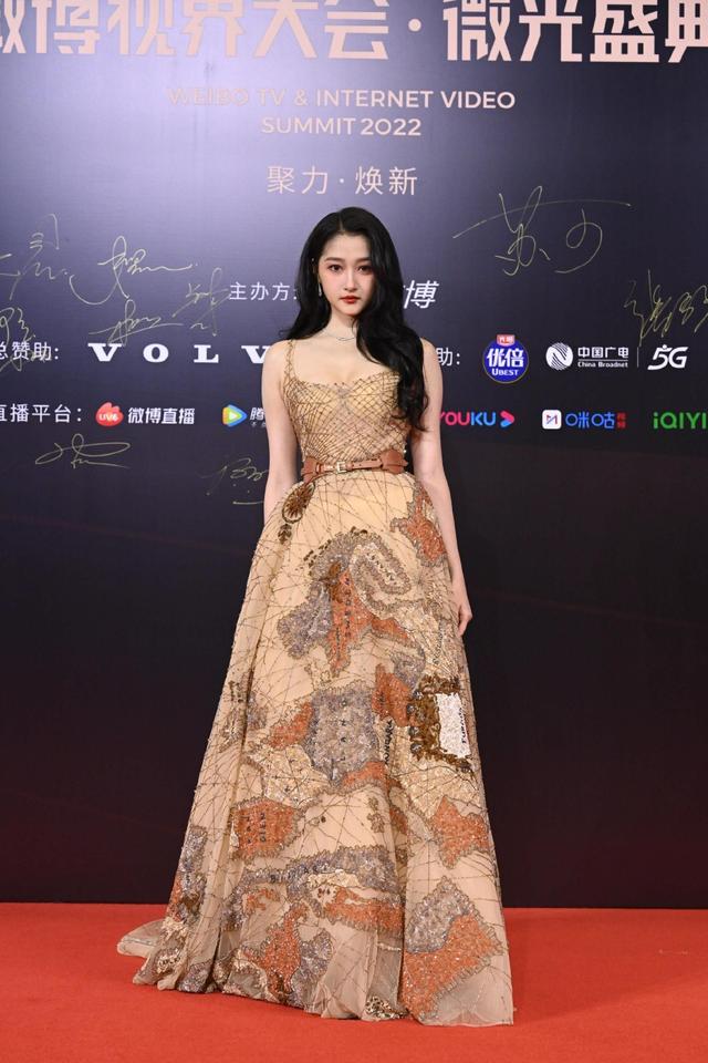 好可爱！关晓彤红毯问今天头发和衣服是搭的吧手机新浪网