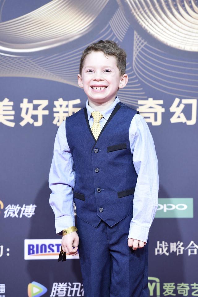 假笑男孩亮相微博之夜红毯 展露招牌笑容一秒变脸新浪图片