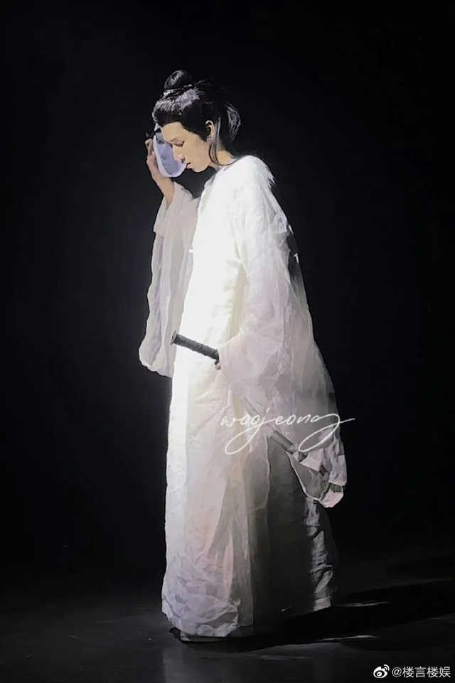 严浩翔北电期末汇演造型释出 饰演《夜宴》无鸾_新浪图片