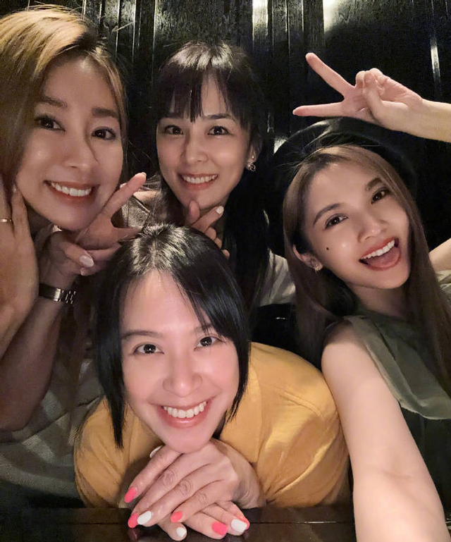 杨丞琳晒4inlove重聚合照 姐妹四人灿笑比耶感情好_新浪图片