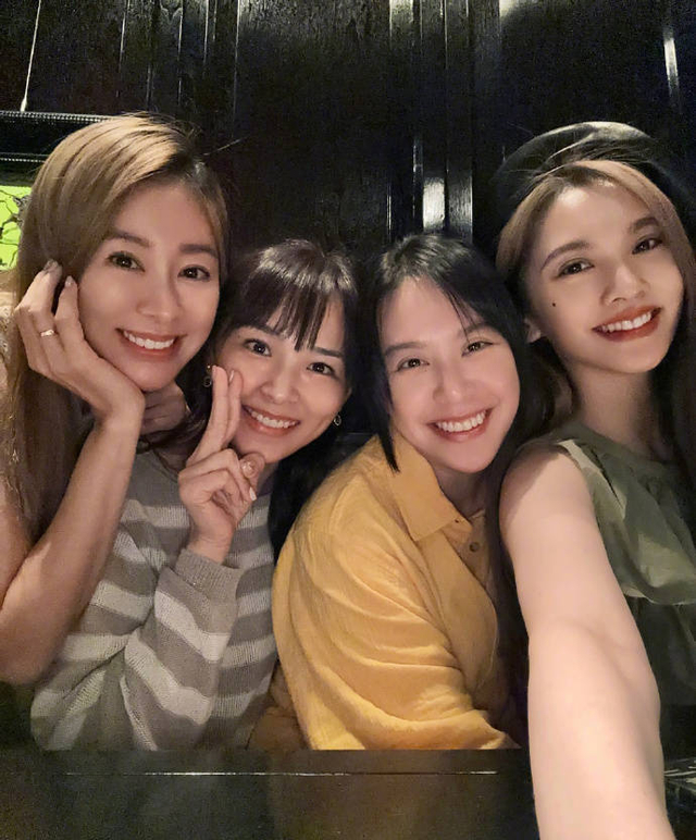 杨丞琳晒4inlove重聚合照 姐妹四人灿笑比耶感情好_新浪图片