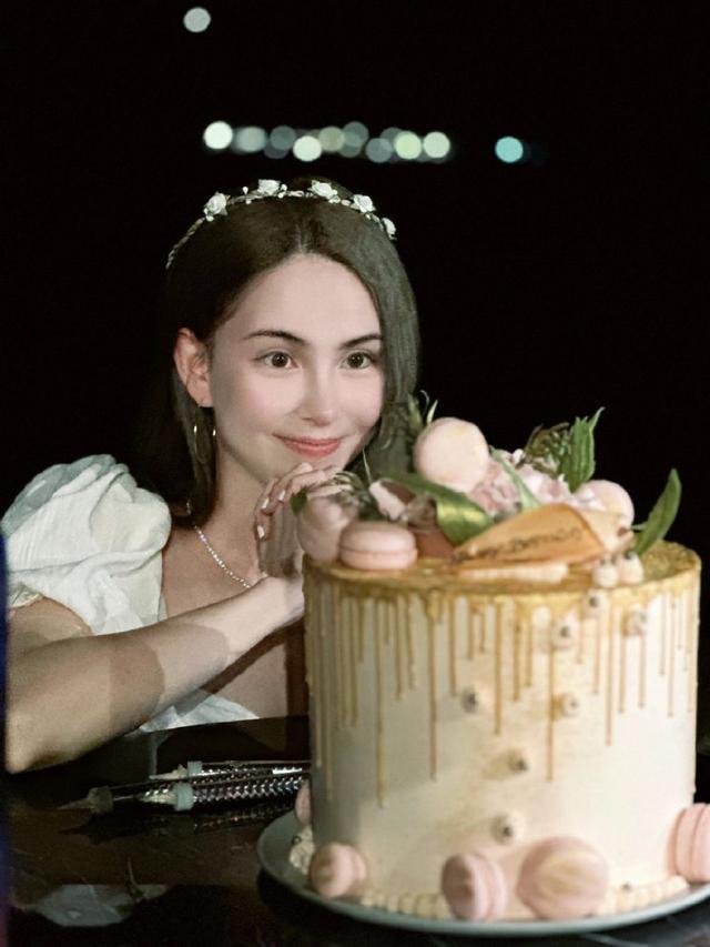 昆凌30岁生日晒美照 穿白色吊带裙扎马尾身材火辣新浪图片