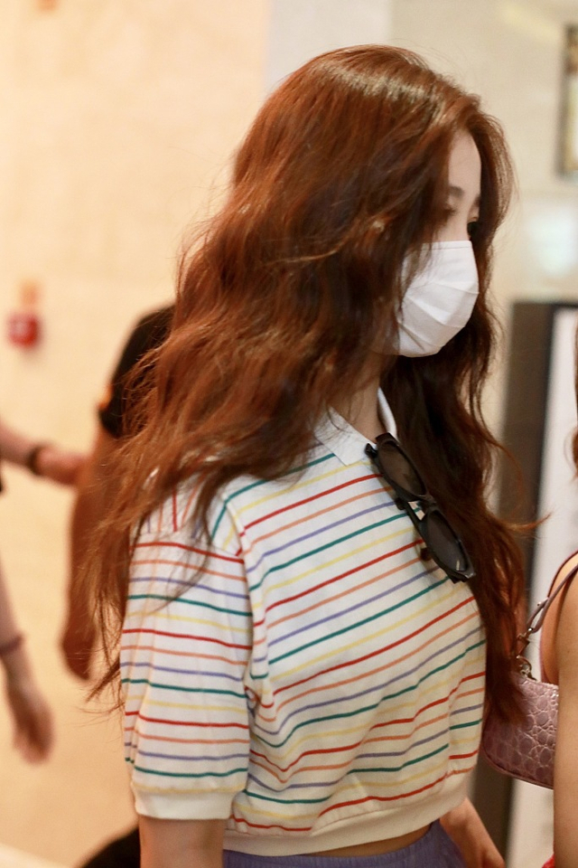 THE9组合录制618晚会 刘雨昕飒虞书欣卷发美孔雪儿细腰抢镜_新浪图片