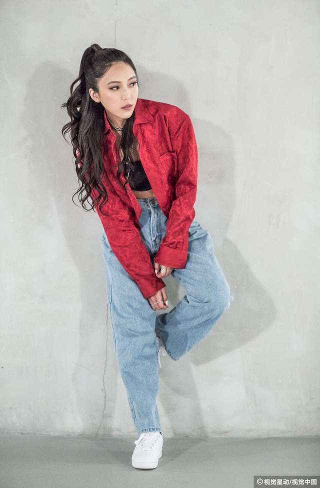 钟舒漫拍片跳舞向MJ致敬 经典舞步融入新歌_新浪图片