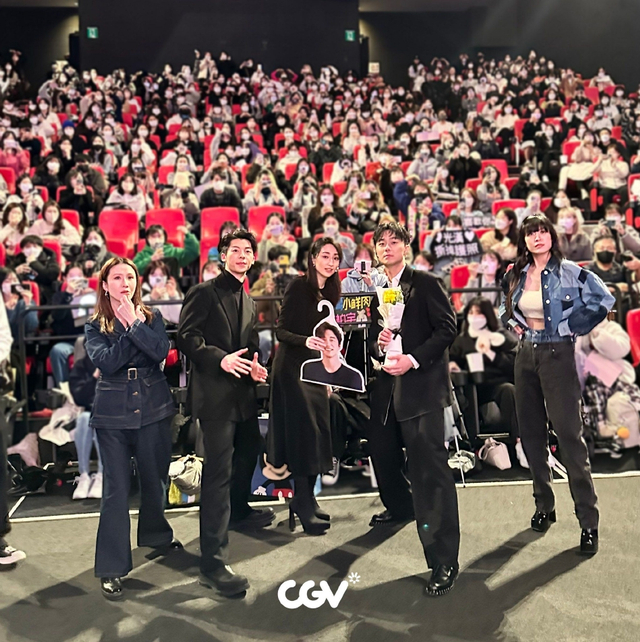 《想见你》“凤南小队”韩国合体宣传 柯佳嬿获赠孔刘衣架_新浪图片