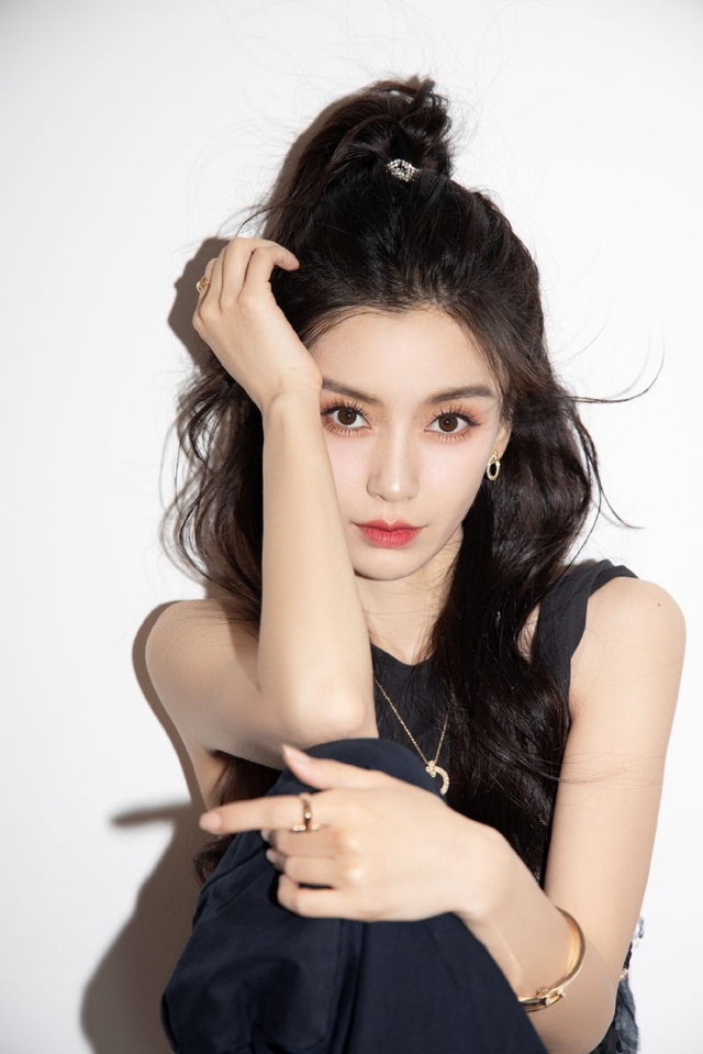 angelababy黑色工装造型活力酷飒 高马尾长卷发飘逸感十足_新浪图片