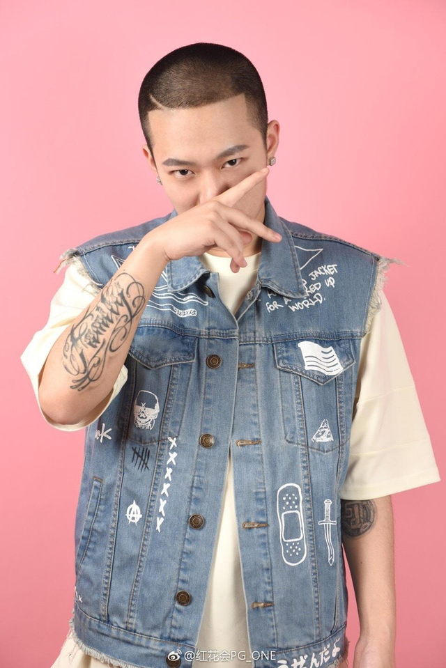 Pgone近照曝光 打扮休闲包裹严实黄色丝巾抢镜_新浪图片