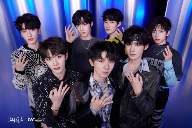 时代少年团三周年团体写真 黑色系造型时尚感满满_新浪图片