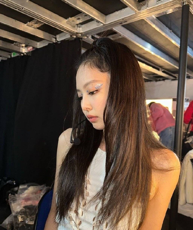 Jennie分享演唱会后台照 全白look大秀长腿蛮腰_新浪图片